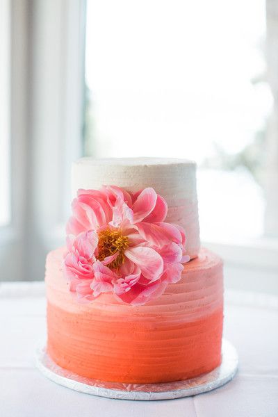 Wedding Cakes in Living Coral Color | Arabia Weddings